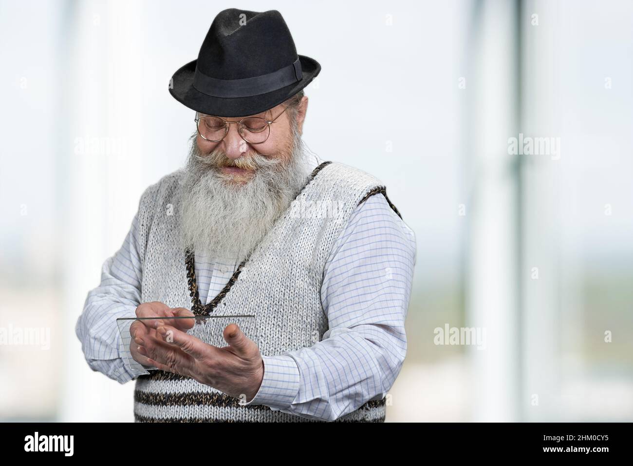 Old man computer hi-res stock photography and images - Alamy
