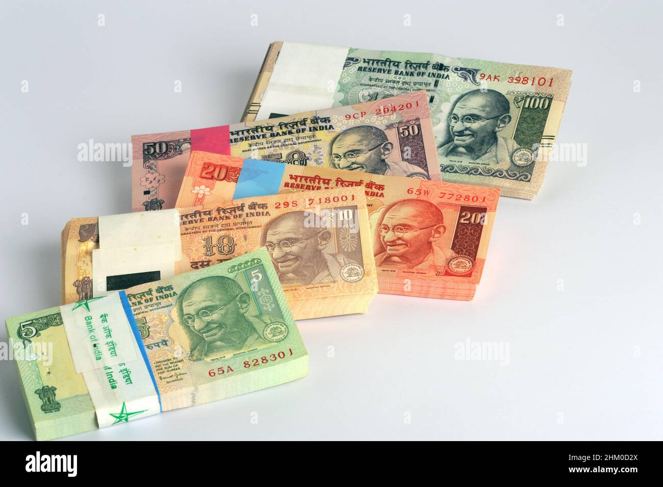 Indian currency bundle 100 rupees hi-res stock photography and images ...