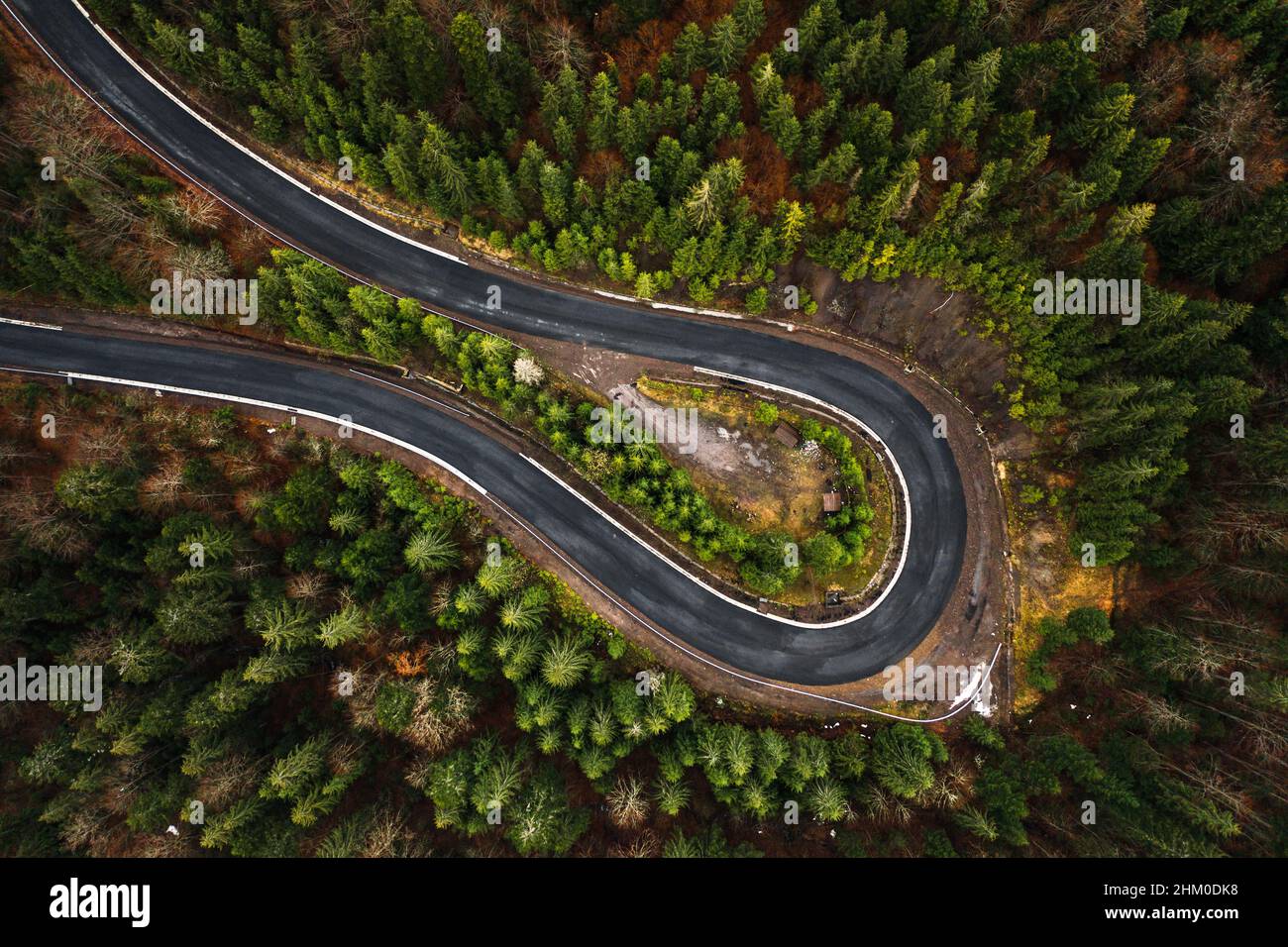 Roadway with steep hills hi-res stock photography and images - Alamy
