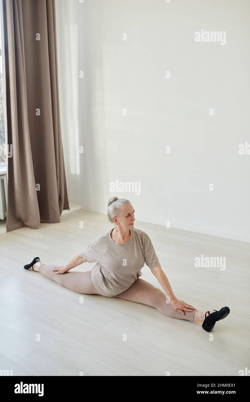 One leg sitting position hi-res stock photography and images - Alamy