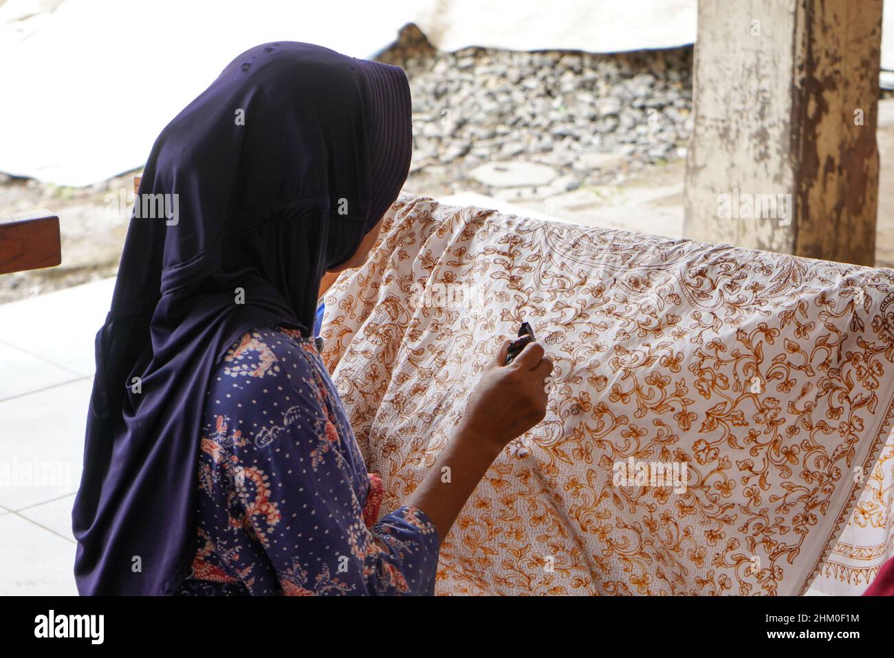 The technique of making batik by writing using a canting tool. Canting ...