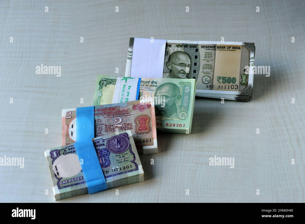 Indian currency bundle 100 rupees hi-res stock photography and images ...