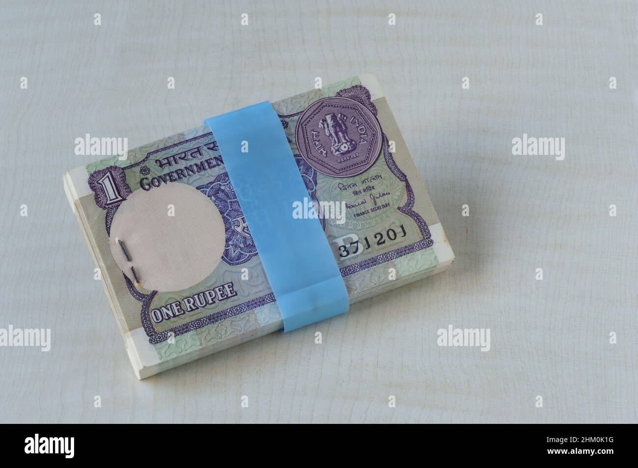 Indian currency bundle 100 rupees hi-res stock photography and images ...