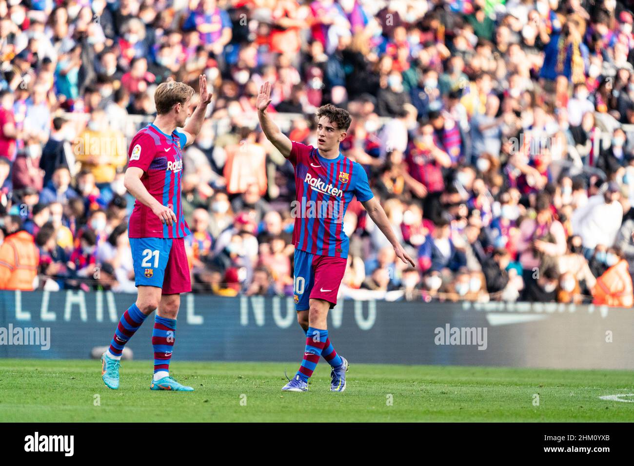 Frenkie de jong gavi hands up hi-res stock photography and images - Alamy
