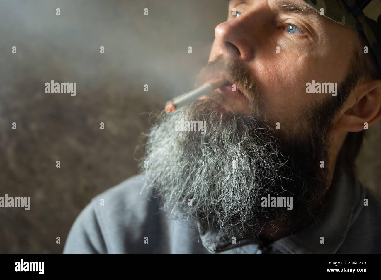 Bearded beard male smoke hi-res stock photography and images - Alamy