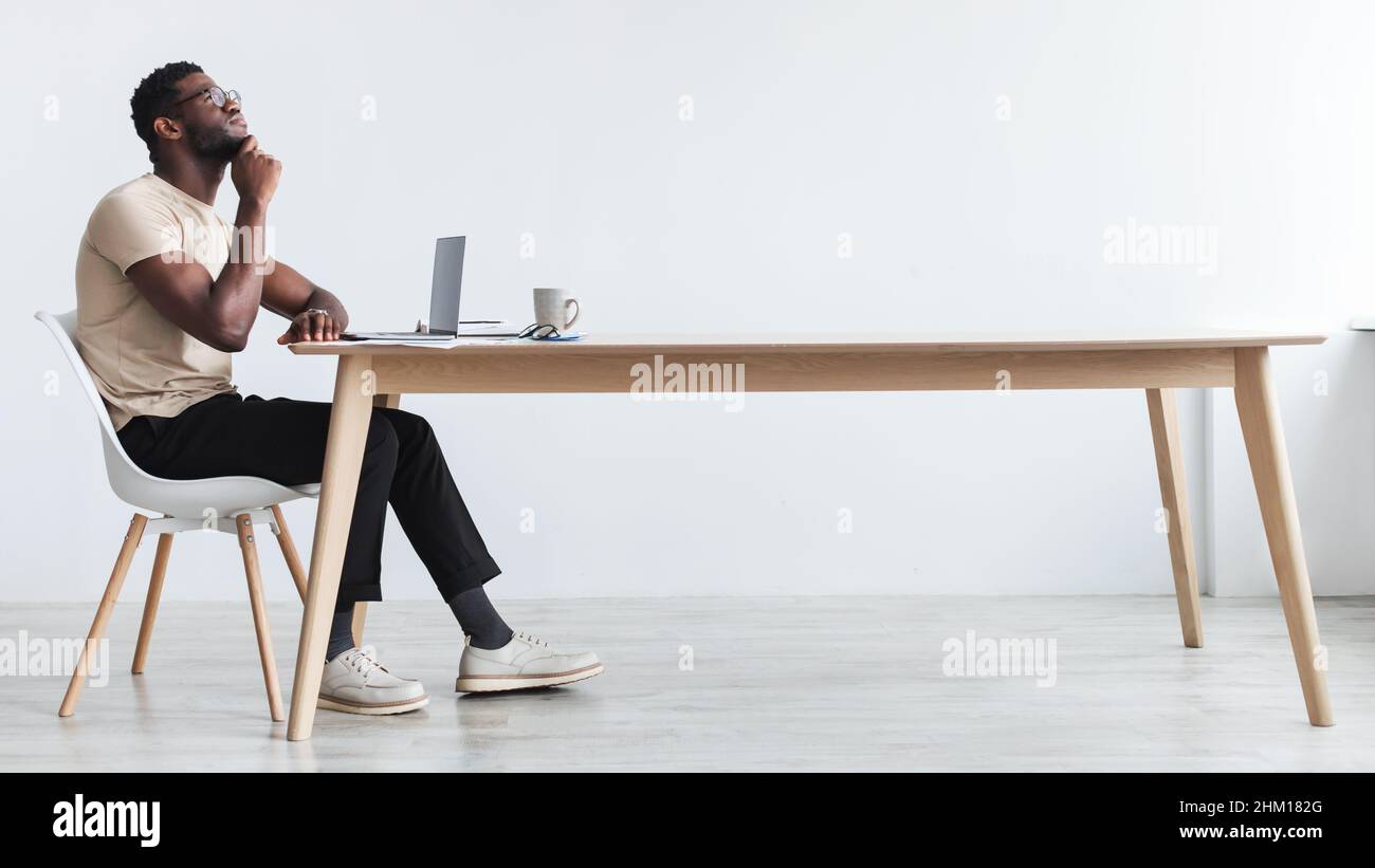 Man sitting desk full view hi-res stock photography and images - Alamy