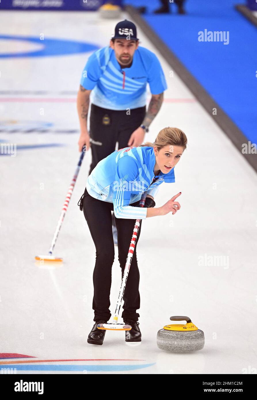 Beijing, China. 6th Feb, 2022. Vicky Persinger (front) of the United ...