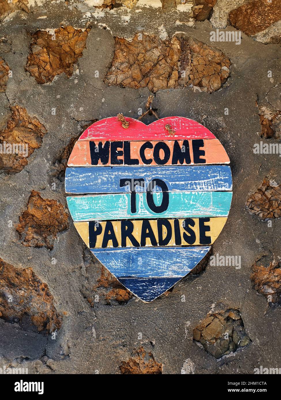 "Welcome to paradise" wooden heart sign Stock Photo - Alamy