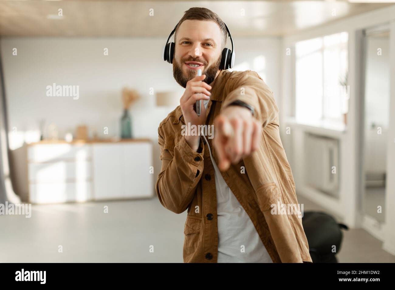 Singing into phone hi-res stock photography and images - Alamy