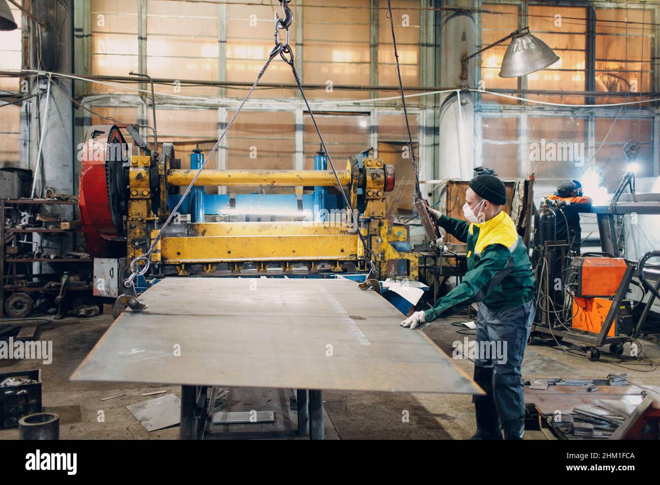 Worker lift metal sheet with crane chain hoist with remote controller ...