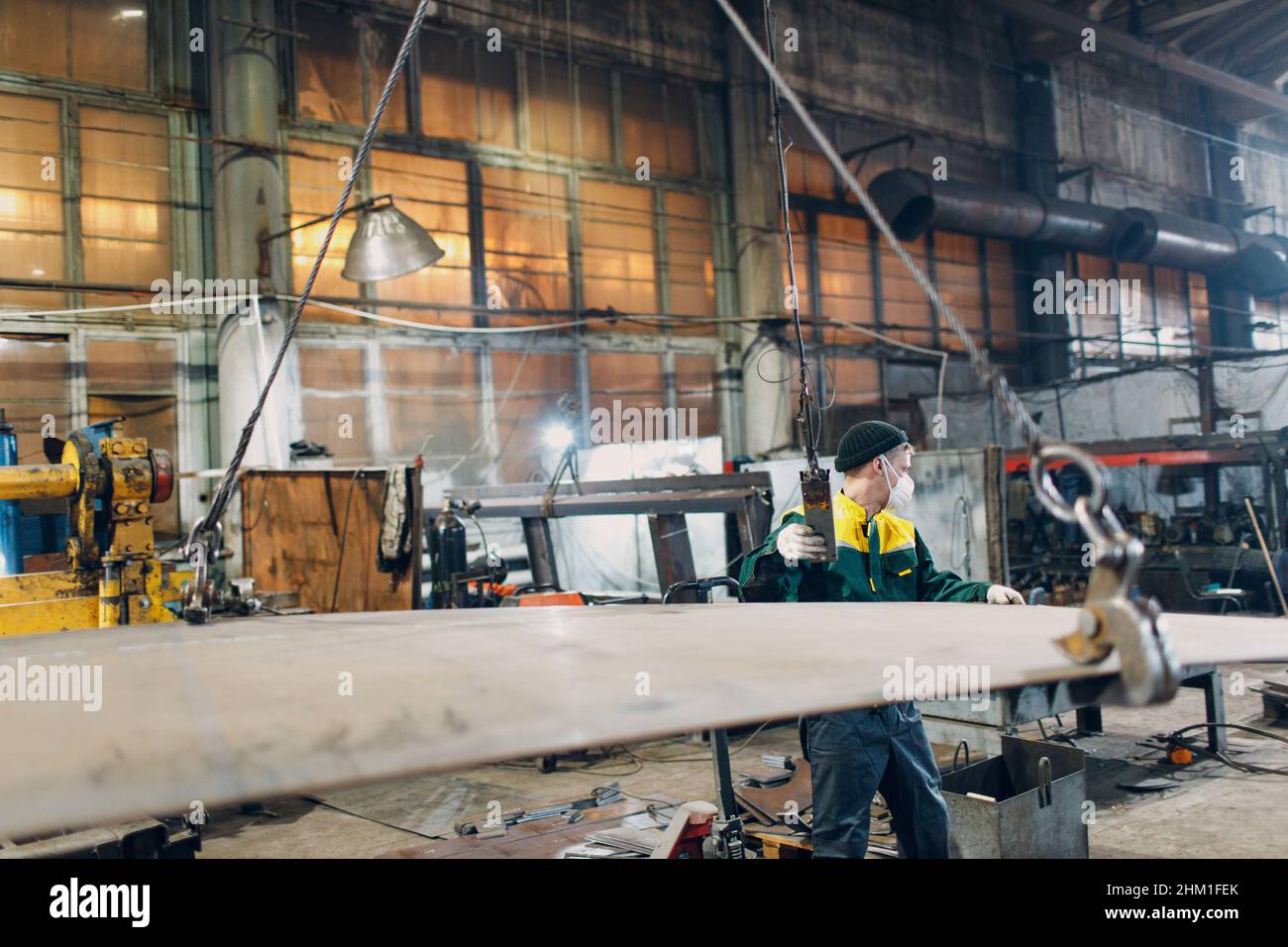 Worker lift metal sheet with crane chain hoist with remote controller ...