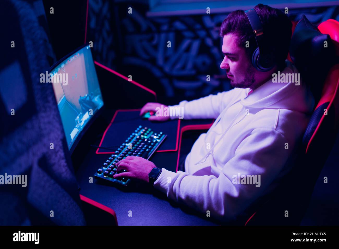 Gamer guy hi-res stock photography and images - Alamy