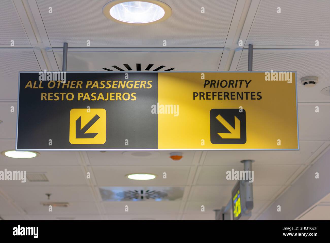 Airport sign spanish hi-res stock photography and images - Alamy