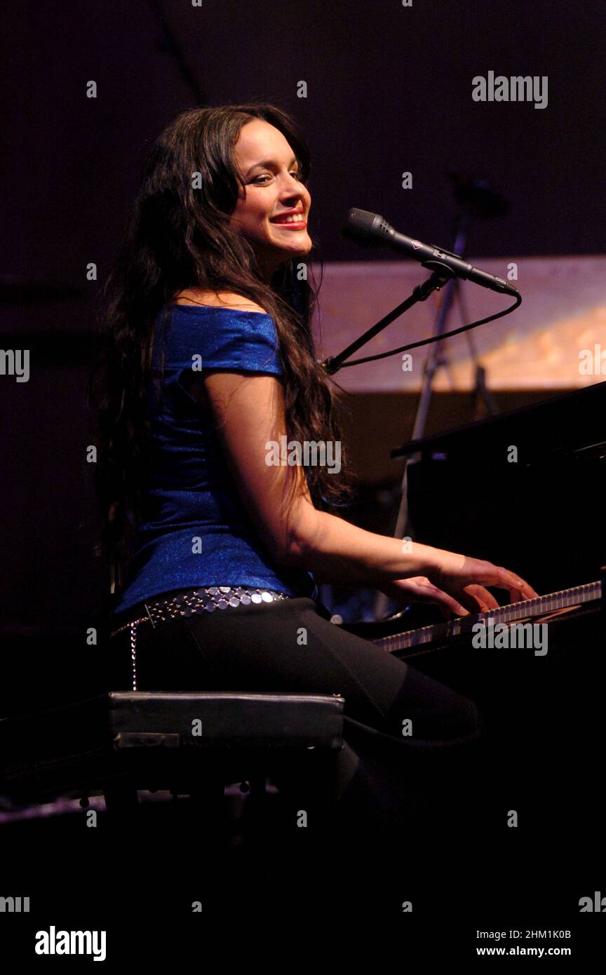 Norah jones 2004 hi-res stock photography and images - Alamy