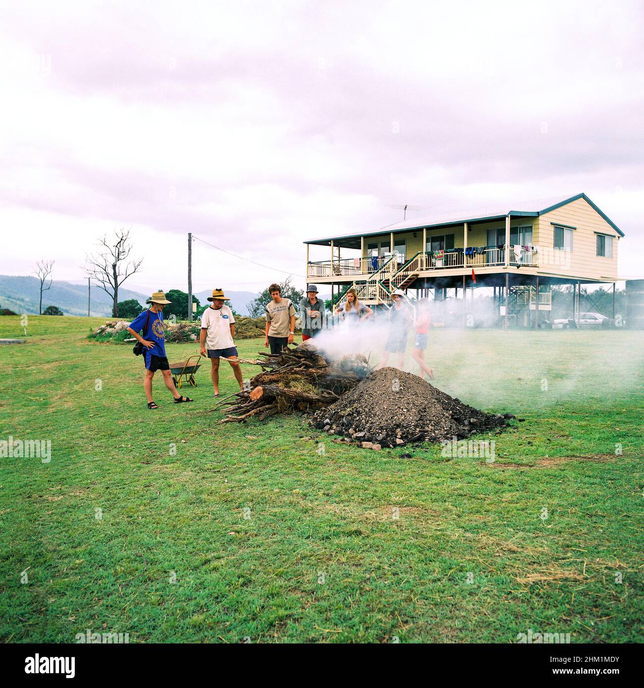 Hāngī is a traditional New Zealand Māori method of cooking food using ...