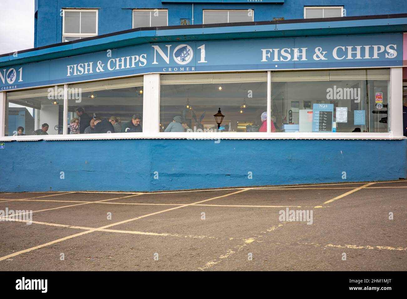 Cromer, Norfolk, UK – February 2022. Diners enjoying traditional fish ...