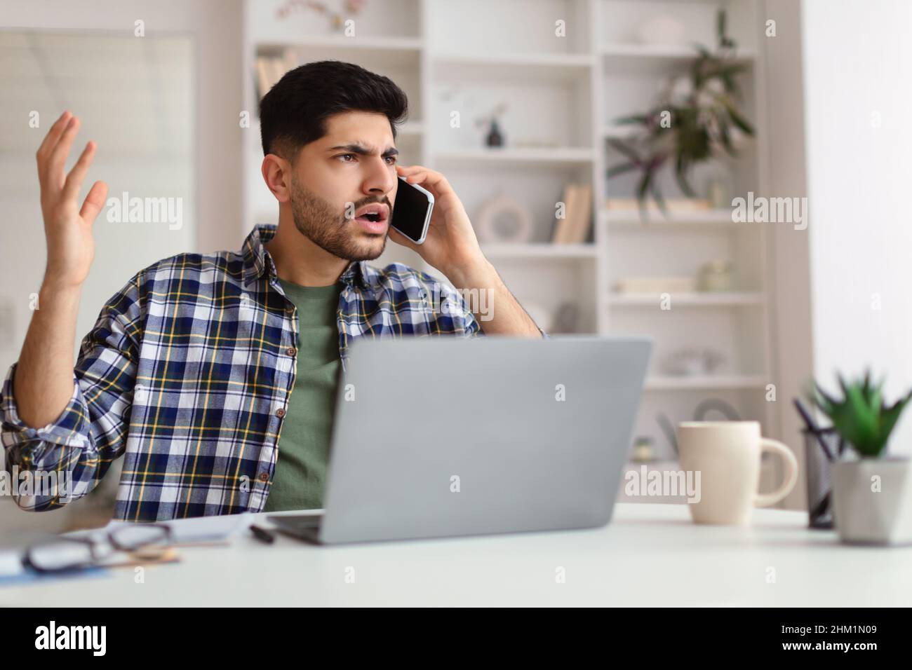 Phone call confused hi-res stock photography and images - Alamy