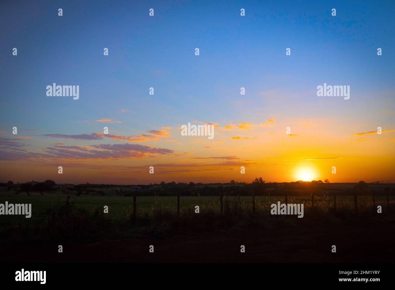 Sunrise over farm field hi-res stock photography and images - Alamy