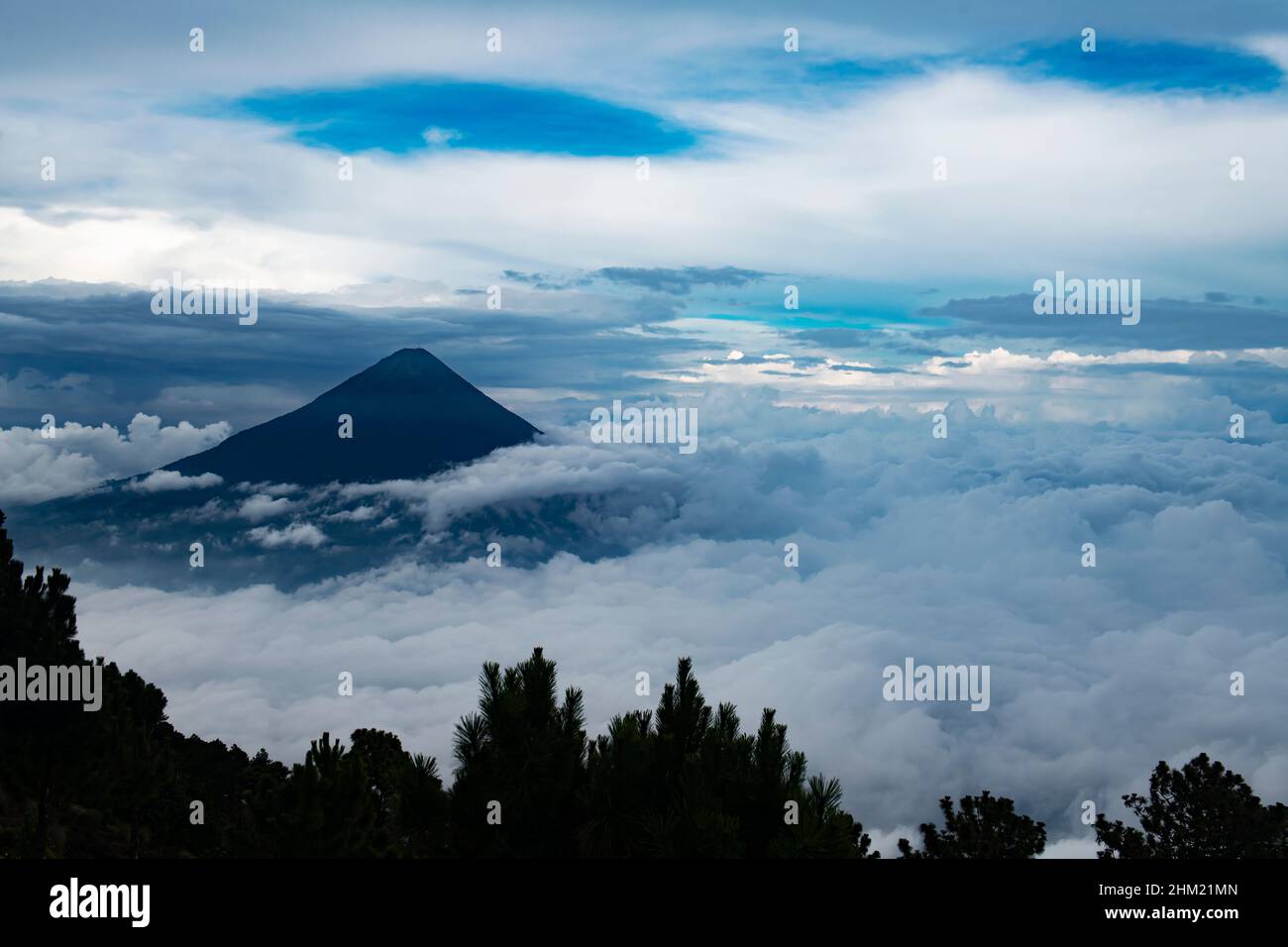 Agua Volcano (Volcán de Agua) in the clouds Stock Photo - Alamy