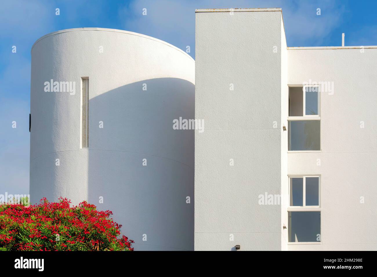 Concrete plain white building in La Jolla, California Stock Photo - Alamy