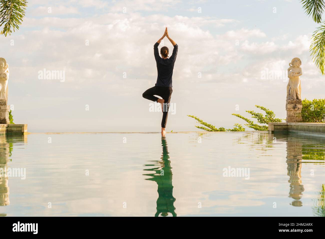 A man standing at the edge of infinity pool Stock Photo - Alamy