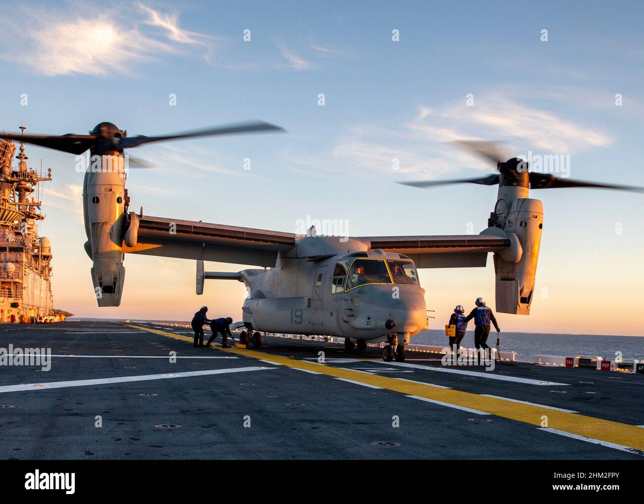 220204-N-IV962-1084 PACIFIC OCEAN (Feb. 4, 2022) – Sailors chock and ...