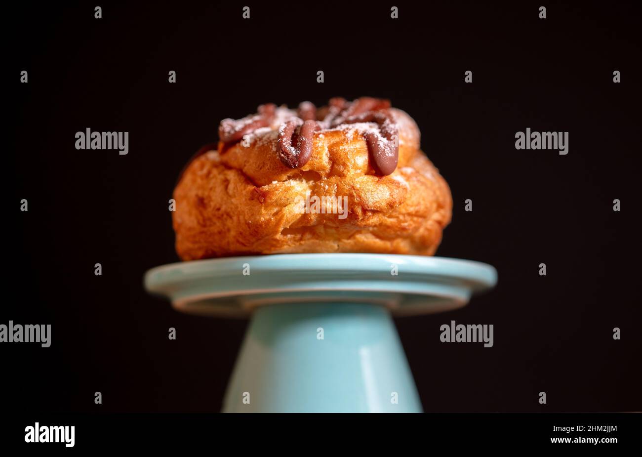 Golden choux hi-res stock photography and images - Alamy