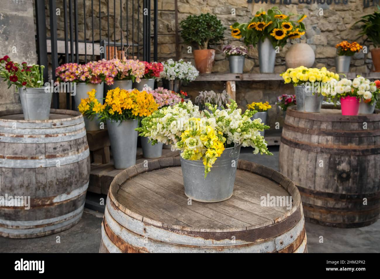 Flower shop exterior hi-res stock photography and images - Alamy