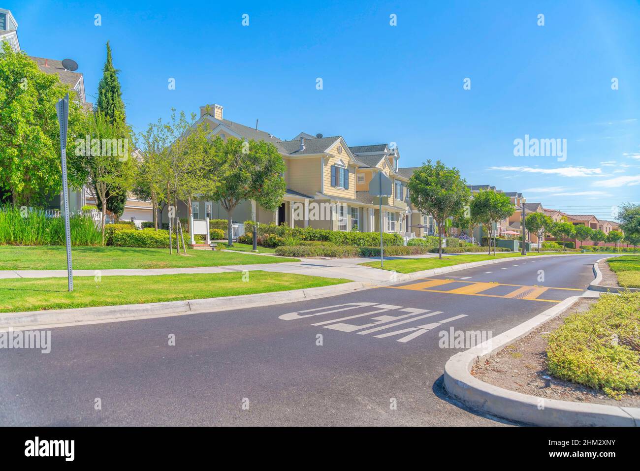 Street road with yeld and pedestrian lanes at Ladera Ranch community in ...