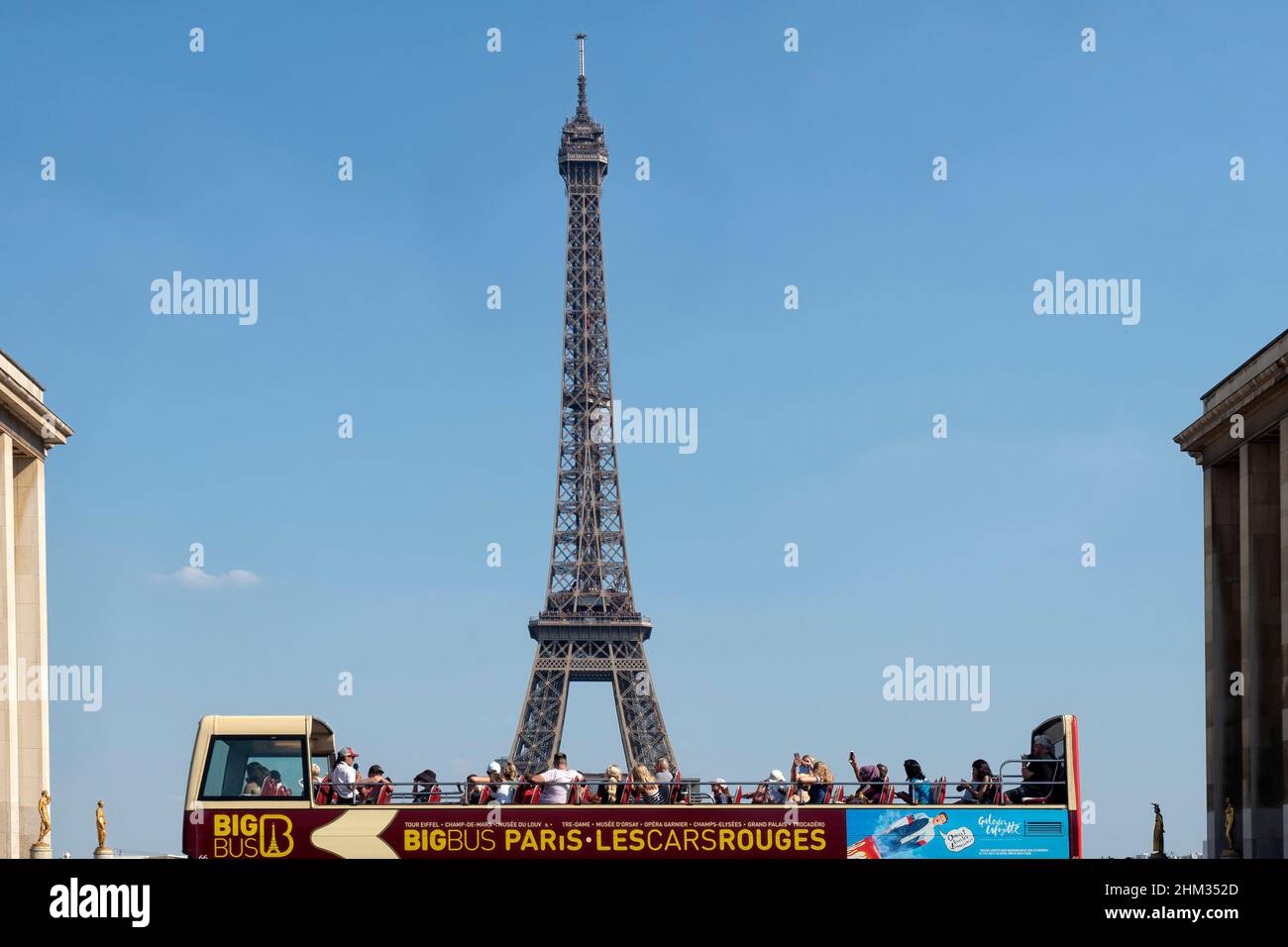 PARIS, FRANCE - AUGUST 03, 2018: Open Top Sightseeing Bus with Eiffel ...