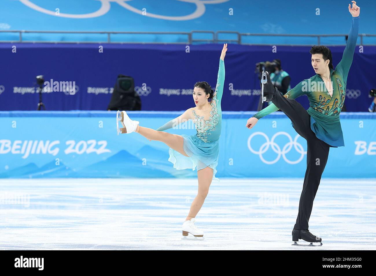 Beijing, China. 7th Feb, 2022. Wang Shiyue (L) and Liu Xinyu of China ...