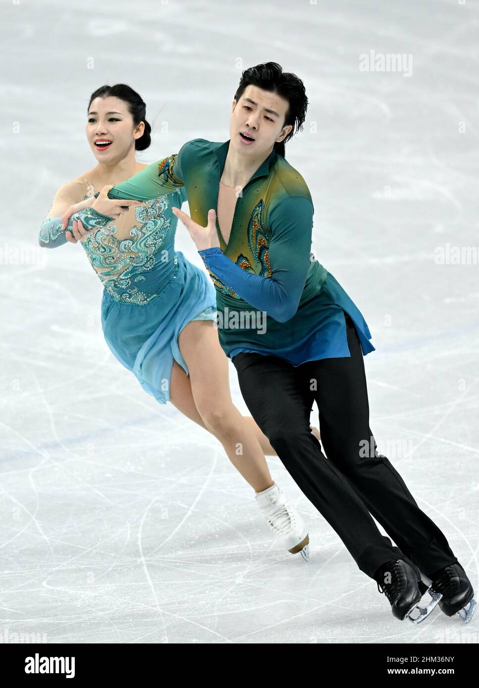 Beijing, China. 7th Feb, 2022. Wang Shiyue (L) and Liu Xinyu of China ...