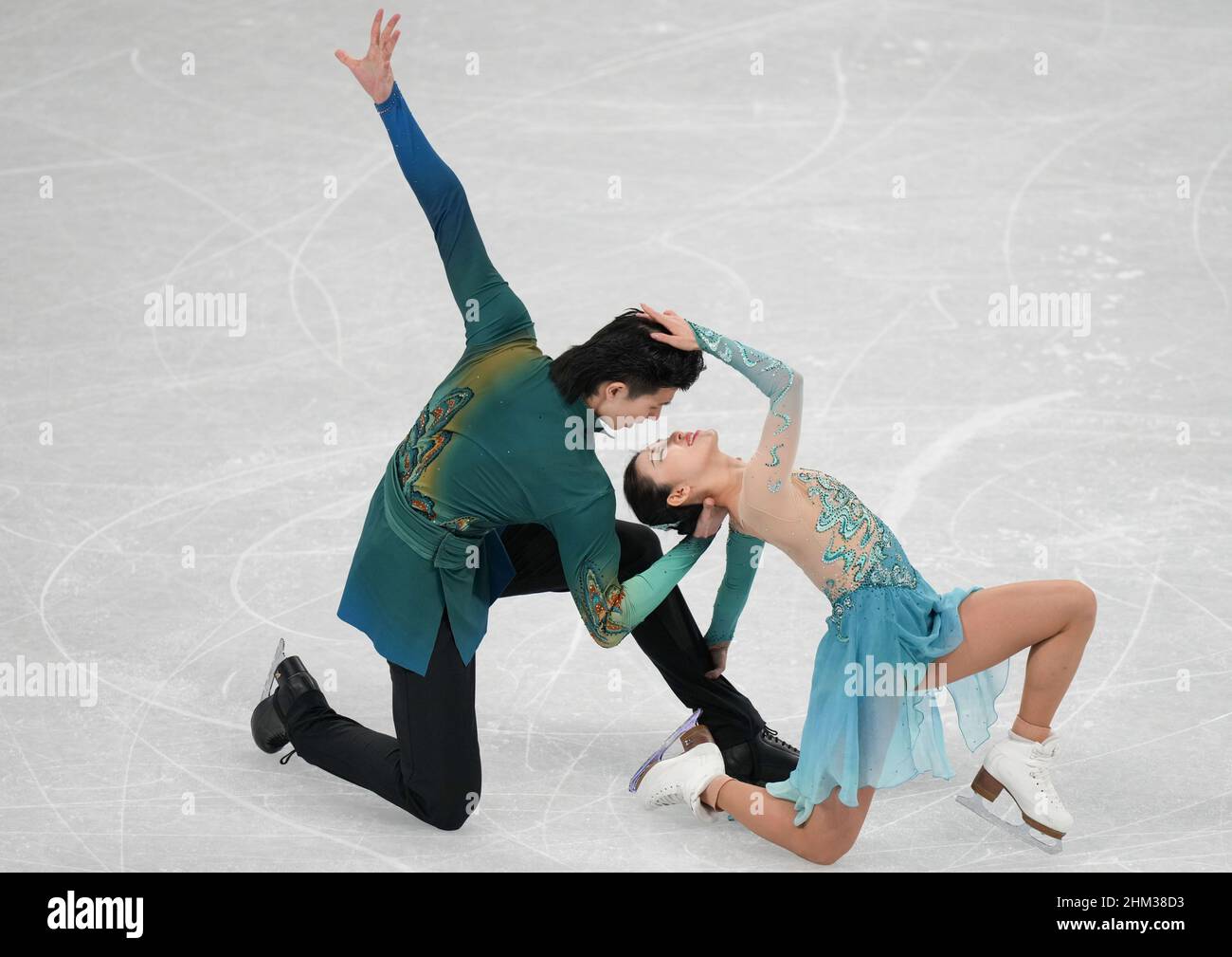 Beijing, China. 7th Feb, 2022. Wang Shiyue (R) and Liu Xinyu of China ...