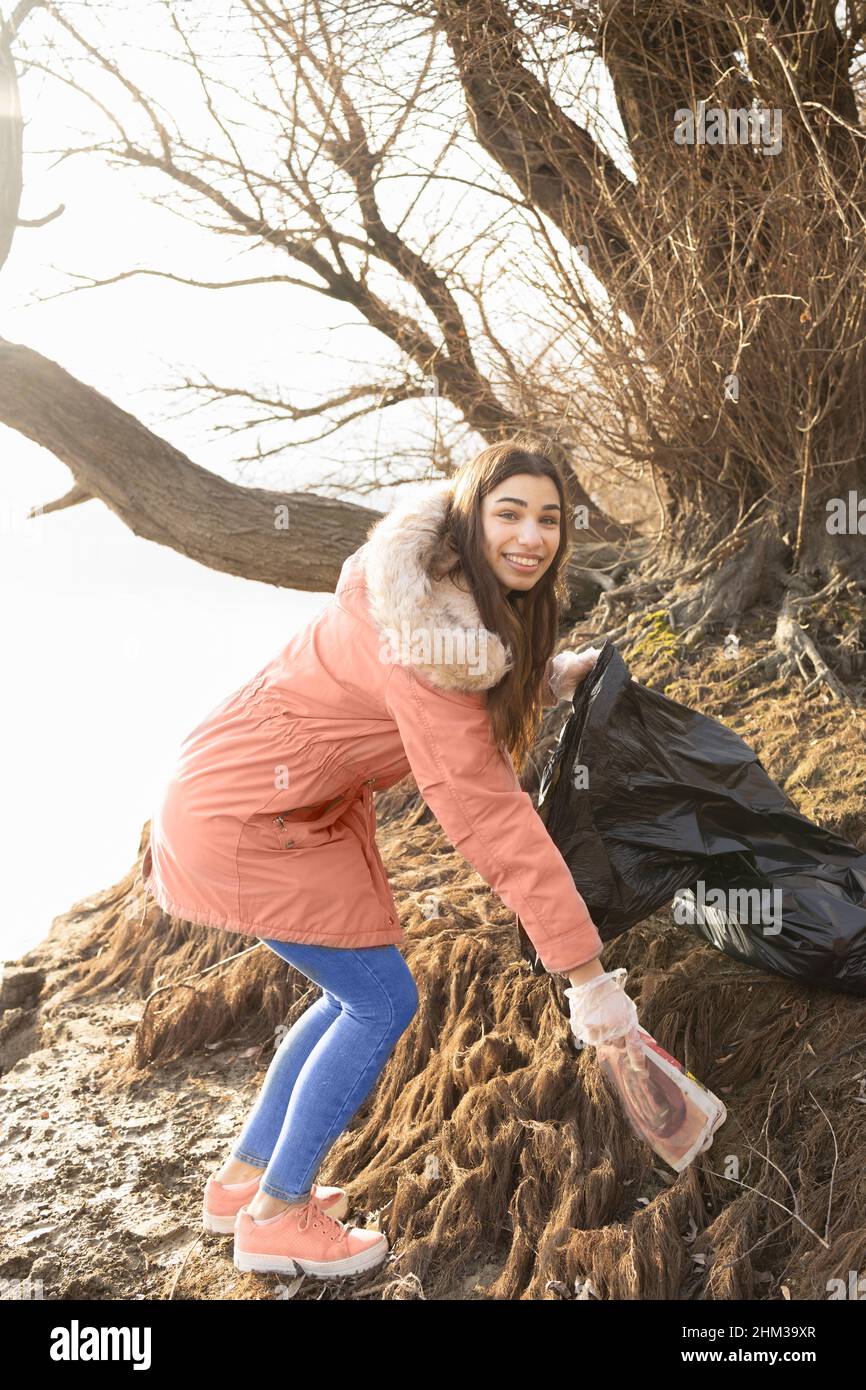 Girl picking up rubbish hi-res stock photography and images - Alamy
