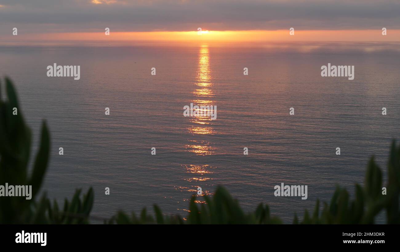 Dramatic calm sunset atmosphere, sun reflection. Torrey Pines scenic ...