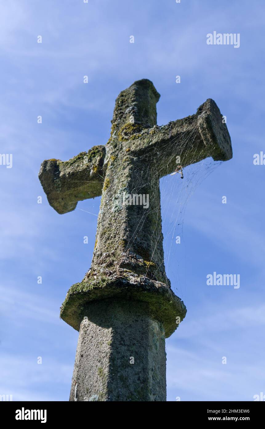 Ancient stone cross in the churchyard of St John Baptist, Chelveston ...