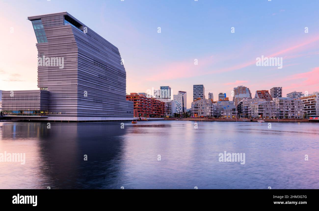 Modern buildings in Oslo with their reflection into the water ...