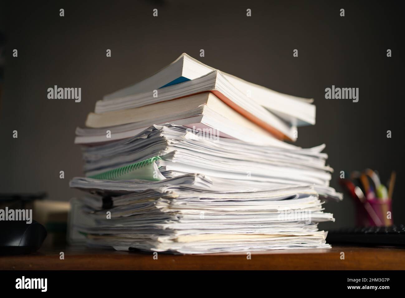 Paper reading paper sheet hi-res stock photography and images - Alamy