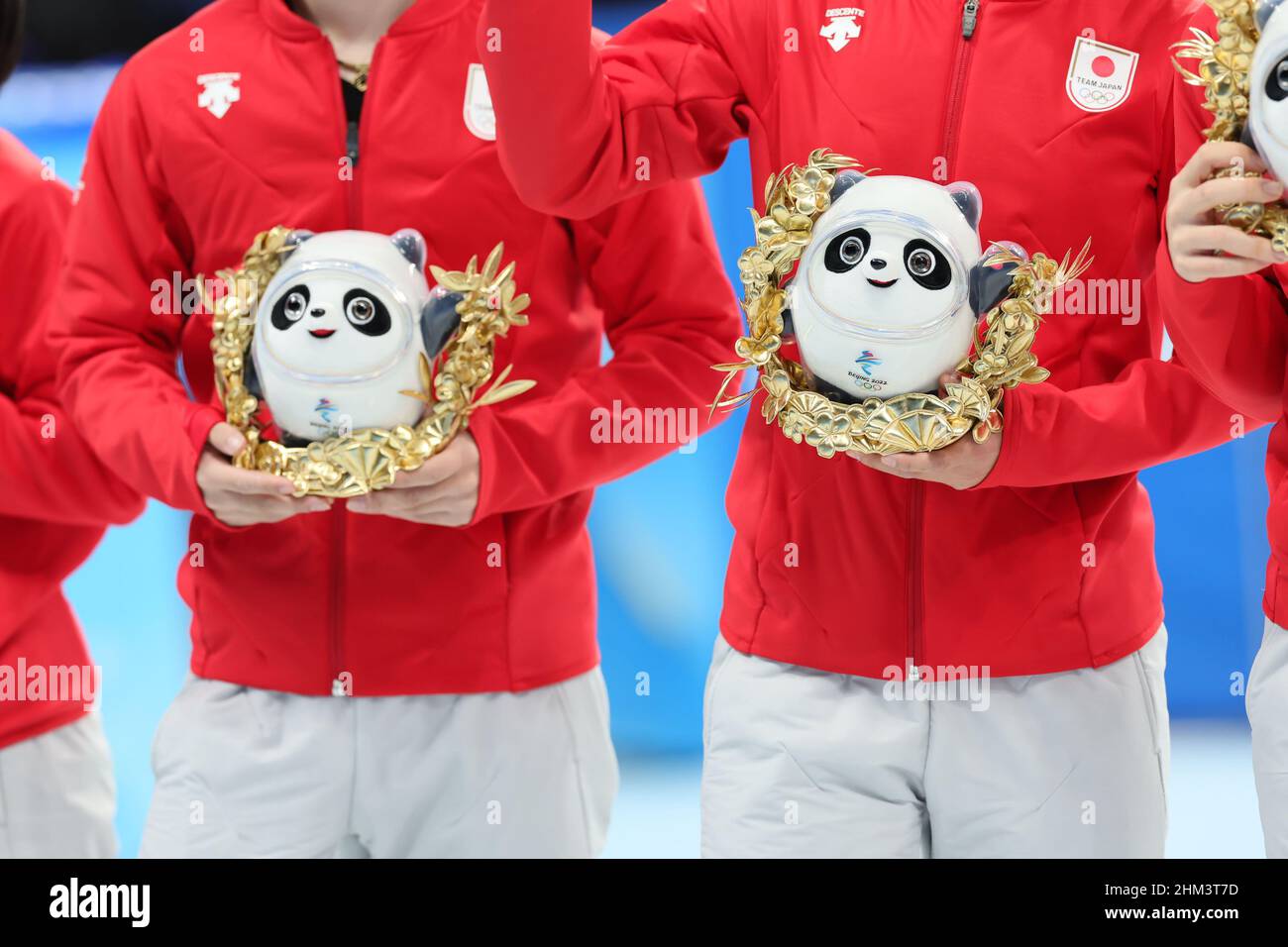 Beijing, China. 7th Feb, 2022. Bronze medalists of Japan hold Bing Dwen ...
