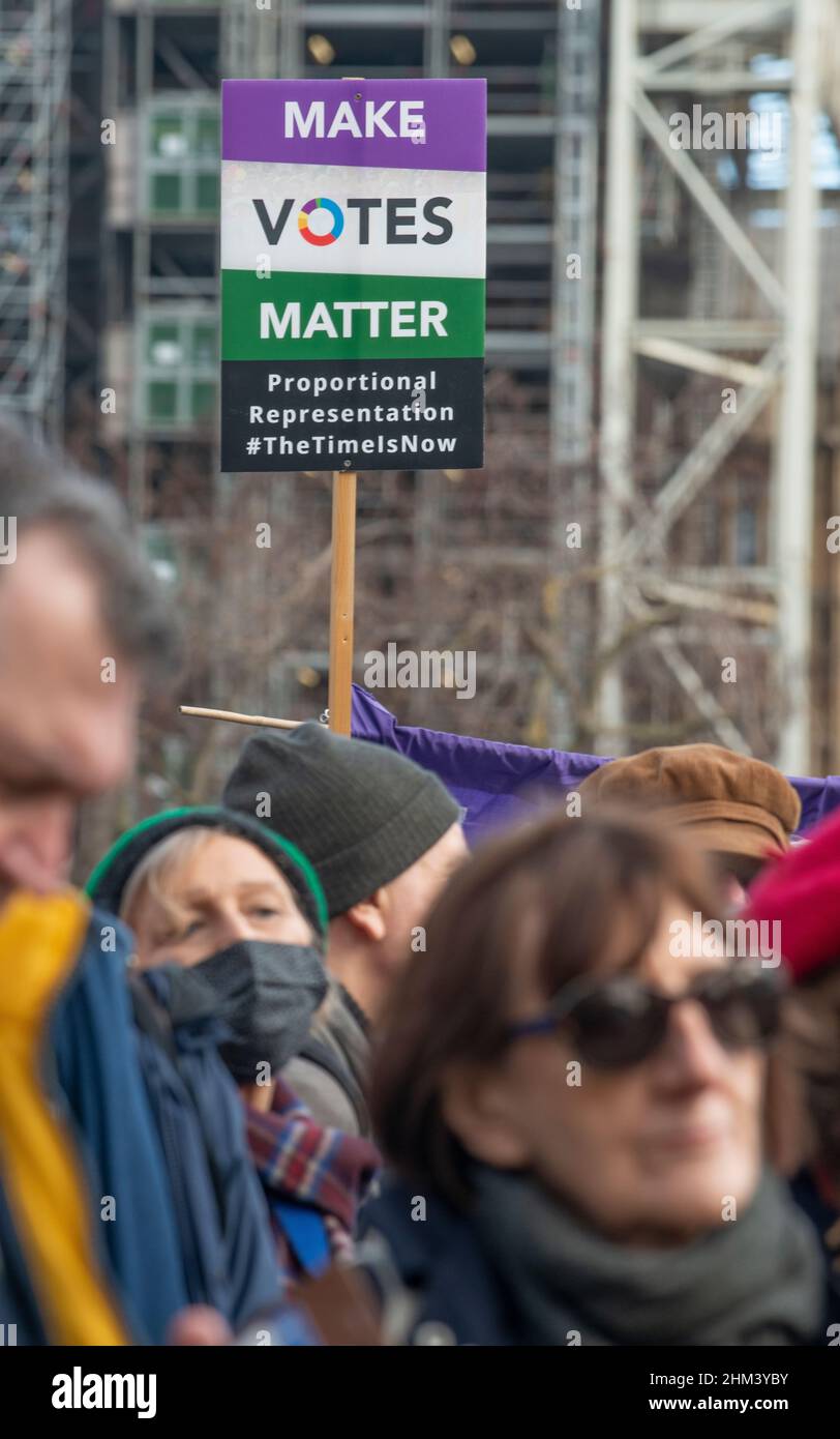 Protesters holding protest signs hi-res stock photography and images ...