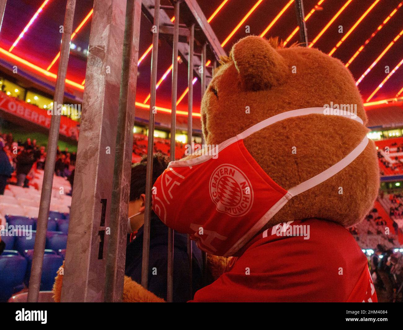 Bavaria - mascot BERNI with hygiene mask. Soccer, Bayern - Leipzig ...