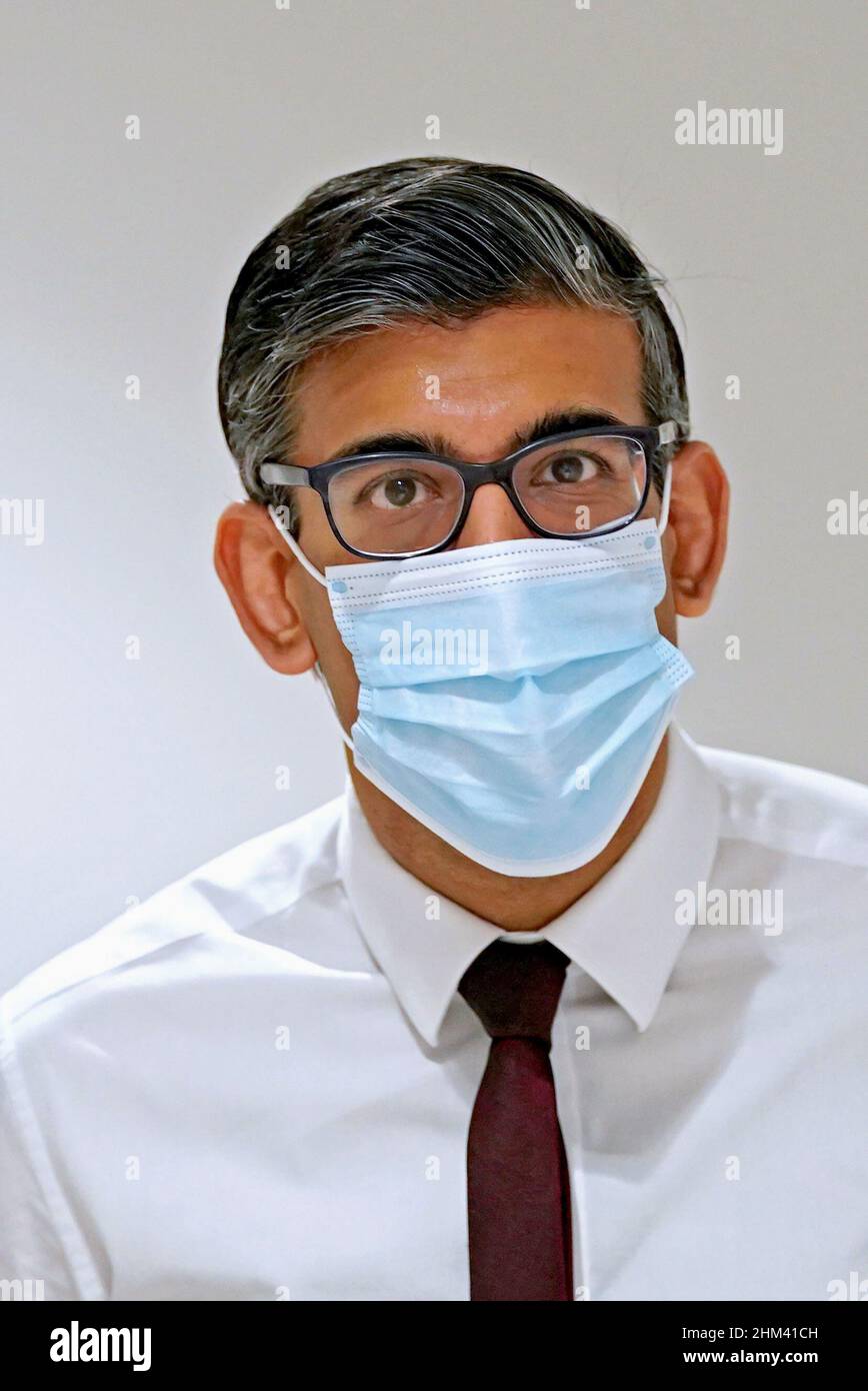 Boris johnson rishi sunak hospital hi-res stock photography and images ...