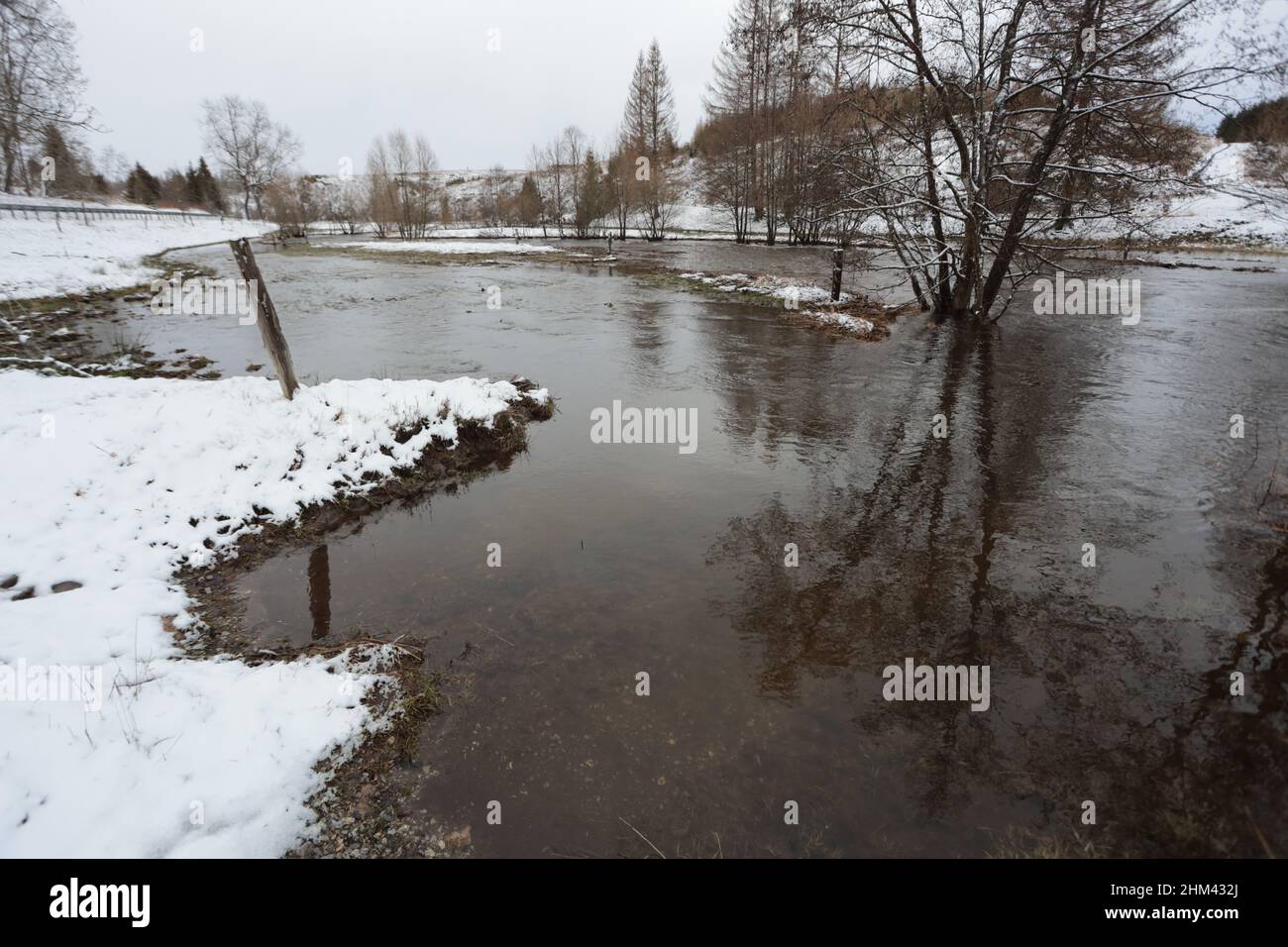 07 February 2022, Saxony-Anhalt, Tanne: Flooded meadows are the result ...