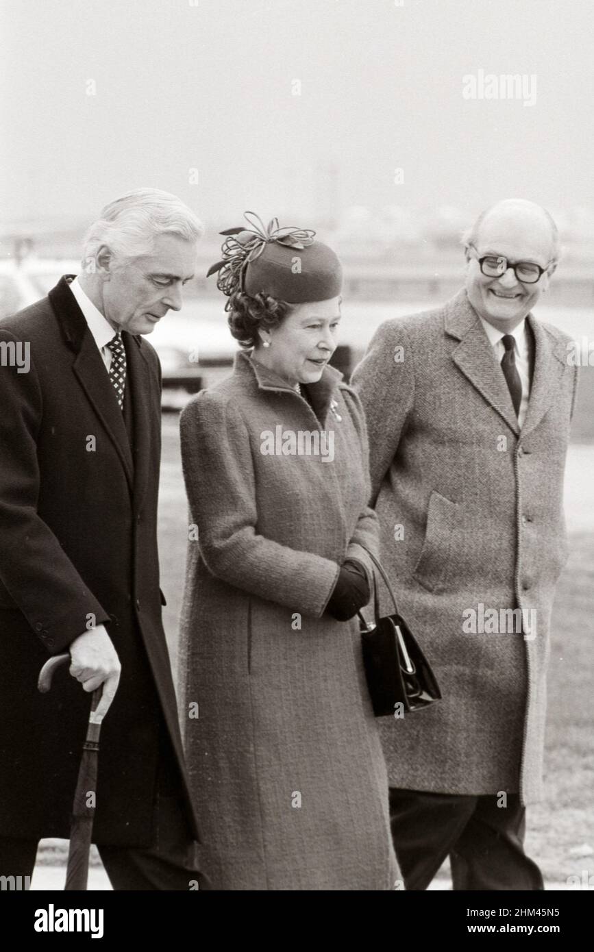 Queen Elizabeth II at Heathrow Airport March 1985 Stock Photo - Alamy