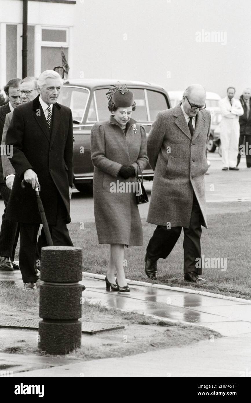 Queen Elizabeth II at Heathrow Airport March 1985 Stock Photo - Alamy