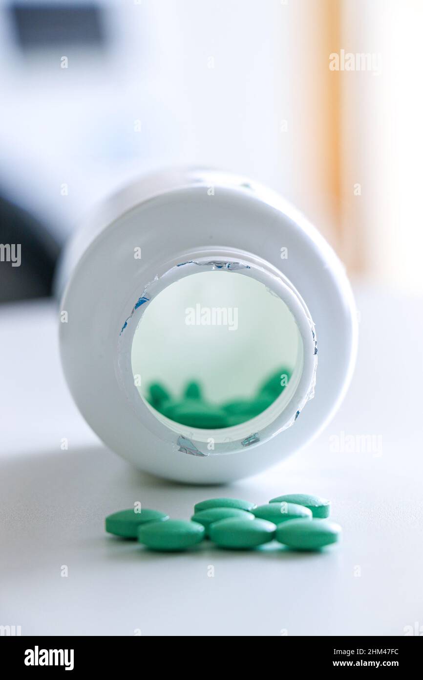 Pills bottle spill hi-res stock photography and images - Alamy
