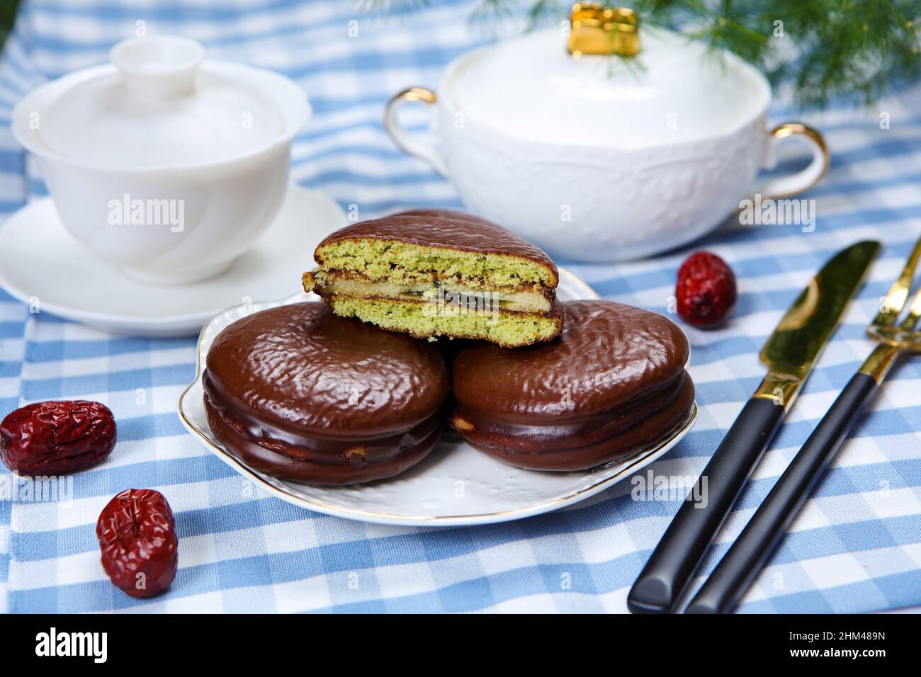 Green tea, chocolate pie Stock Photo - Alamy