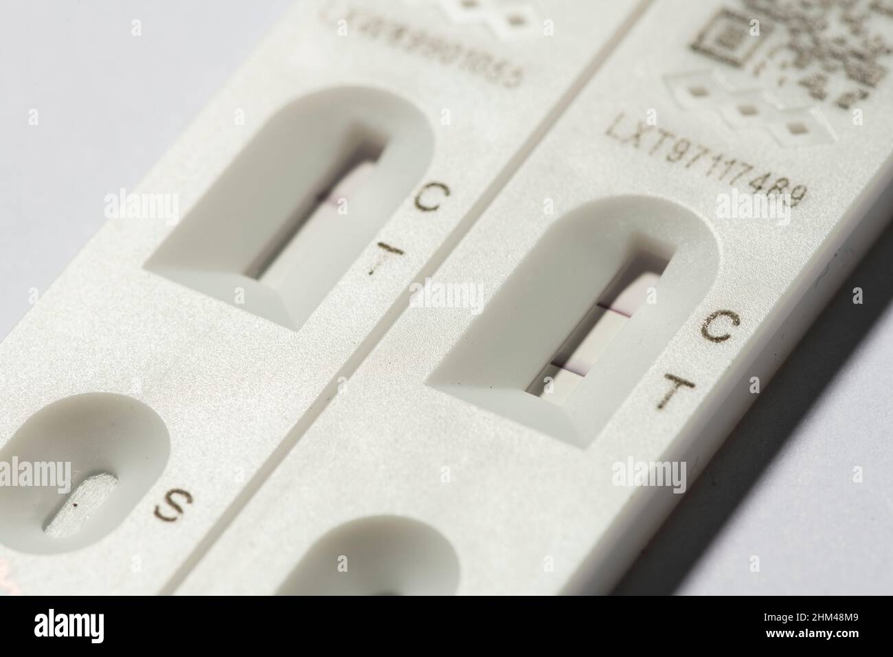 Positive and Negative COVID 19 LFT Tests Stock Photo - Alamy