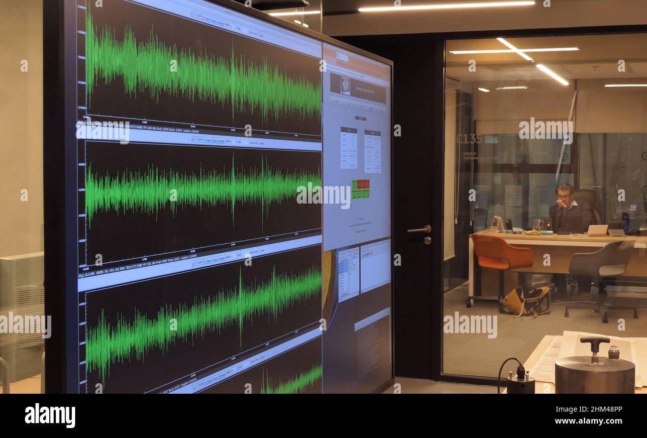 Seismic waves seismograph hi-res stock photography and images - Alamy