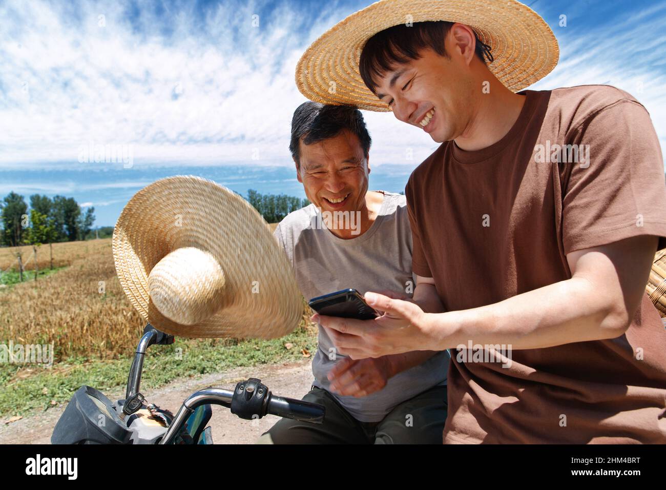 Farmers in the catcher in the use of mobile phones Stock Photo - Alamy
